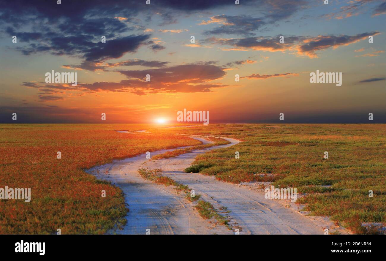 Chemin de terre au coucher du soleil Banque de photographies et d ...