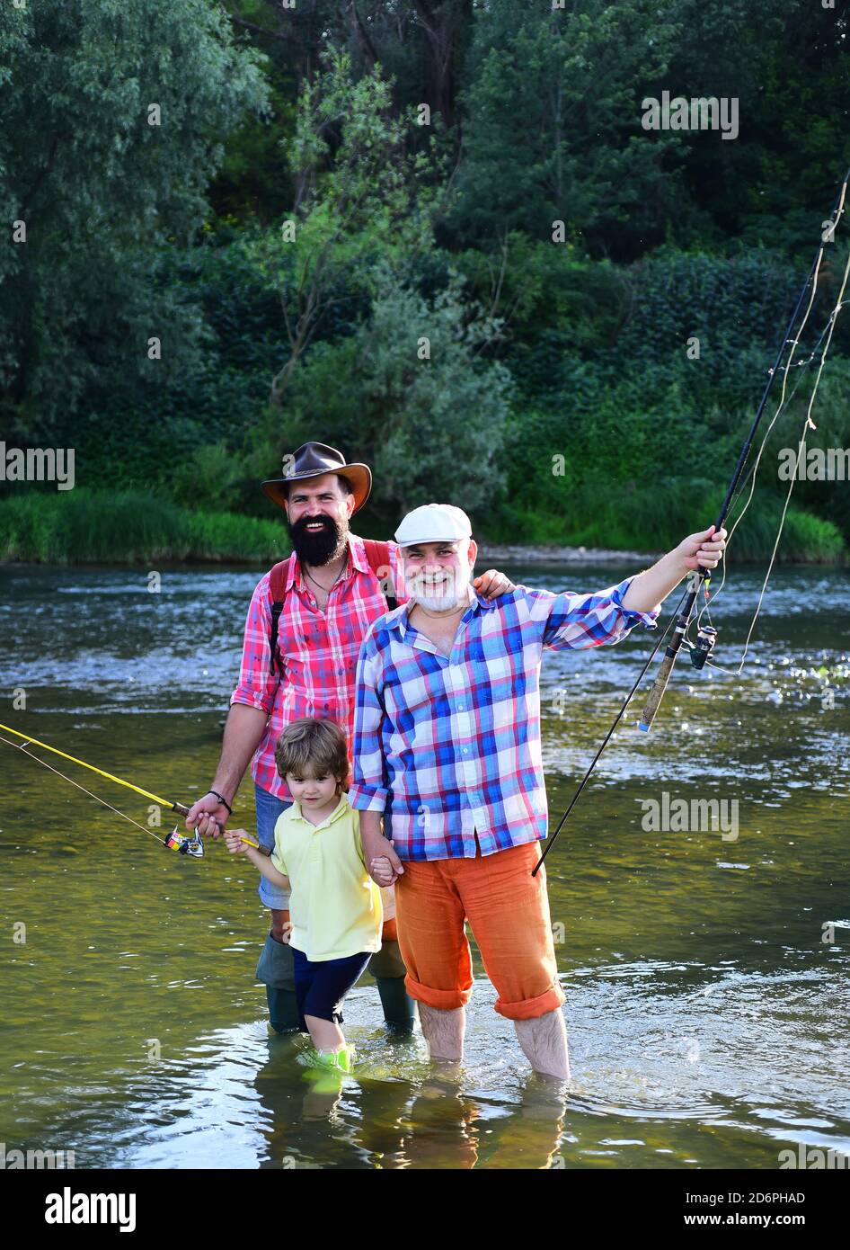 Pêche. Père, fils et grand-père en voyage de pêche. Pêche en rivière ...