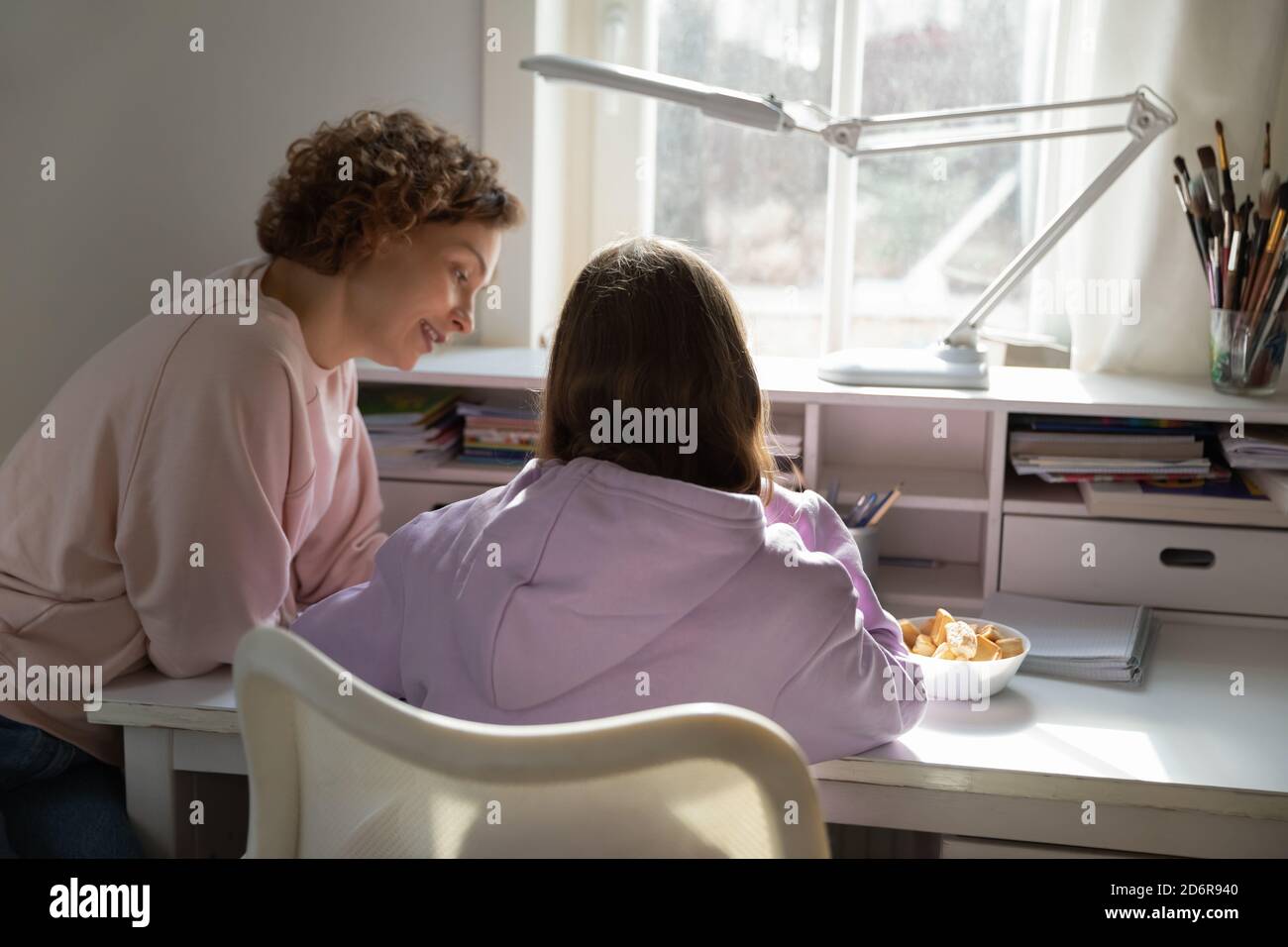 Mère Aidant Sa Fille à Faire Ses Devoirs Banque De Photographies Et D