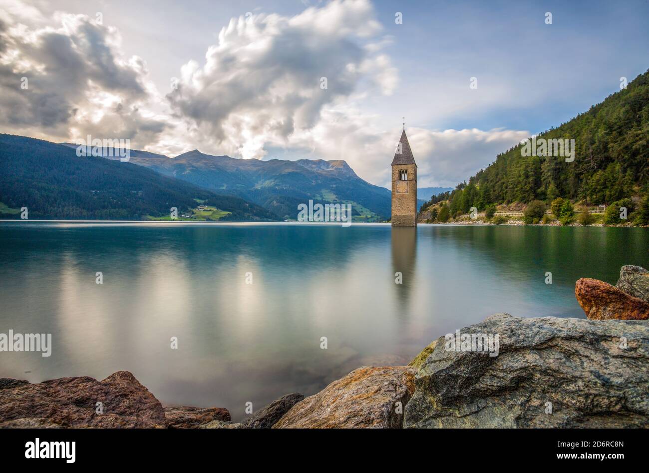 Clocher Et Lac De Resia Banque d'image et photos - Alamy