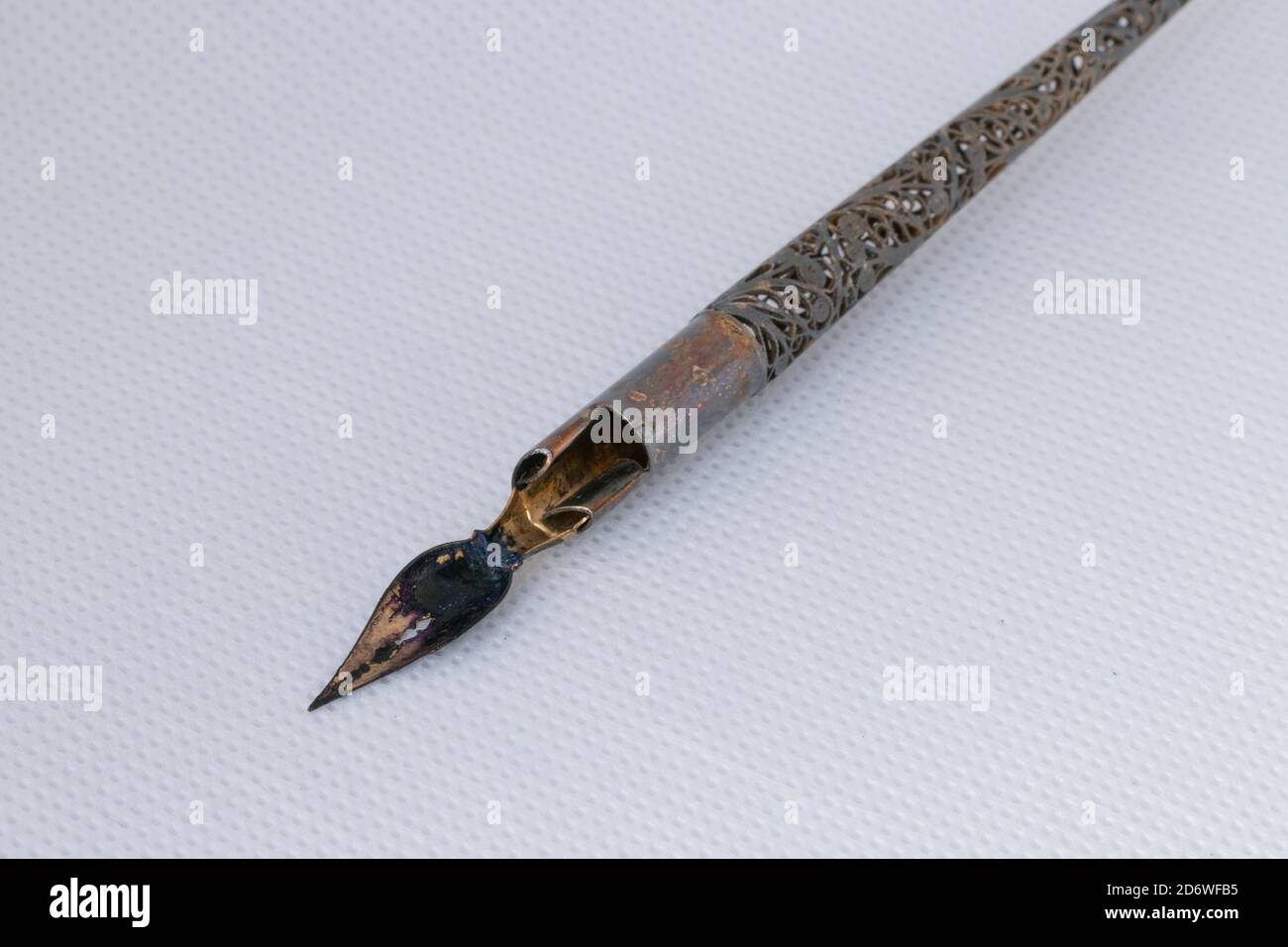 Ancien stylo à encre avec filtre en métal et bouteille d'encre isolée ...