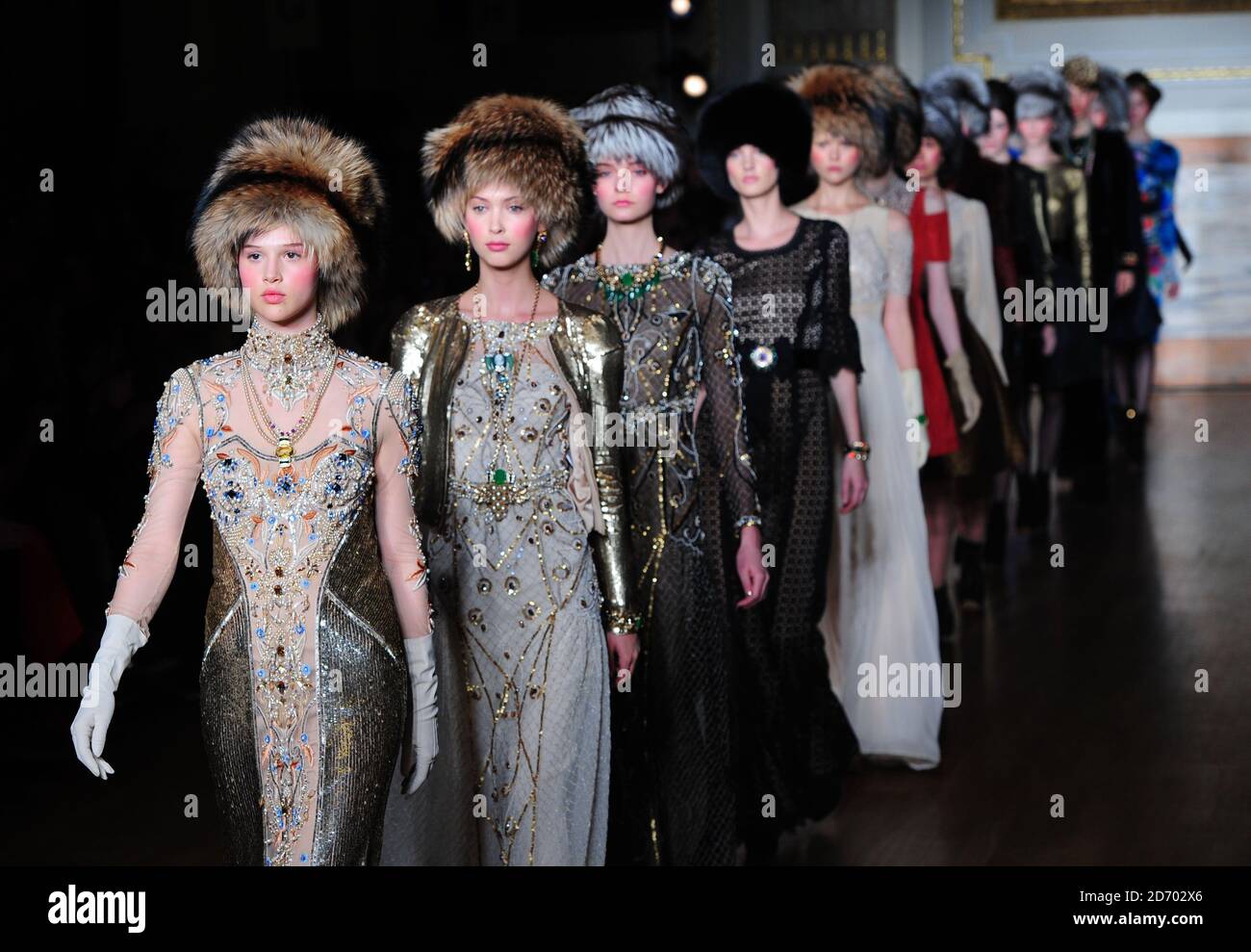 Un modèle sur la passerelle du défilé de mode Temperley, tenu à One ...
