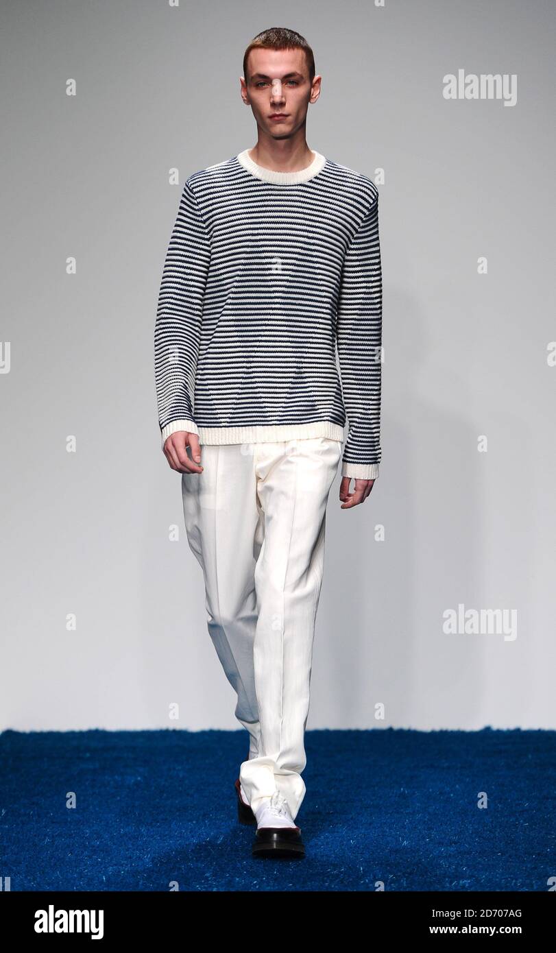 Un modèle sur la passerelle du défilé de mode de Pringle of Scotland ...