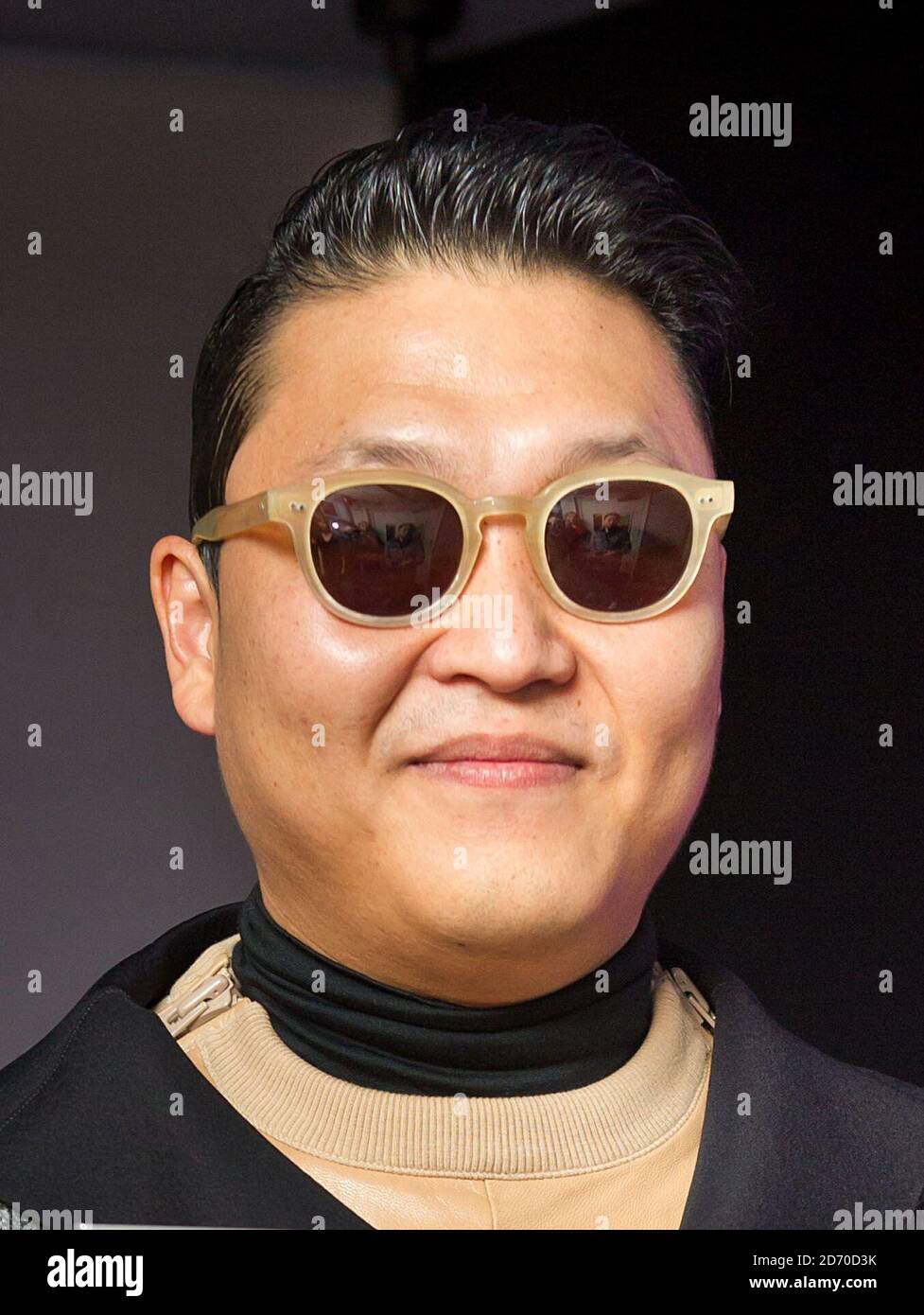 PSY est présenté avec un certificat de Guinness World Records, comme sa ...
