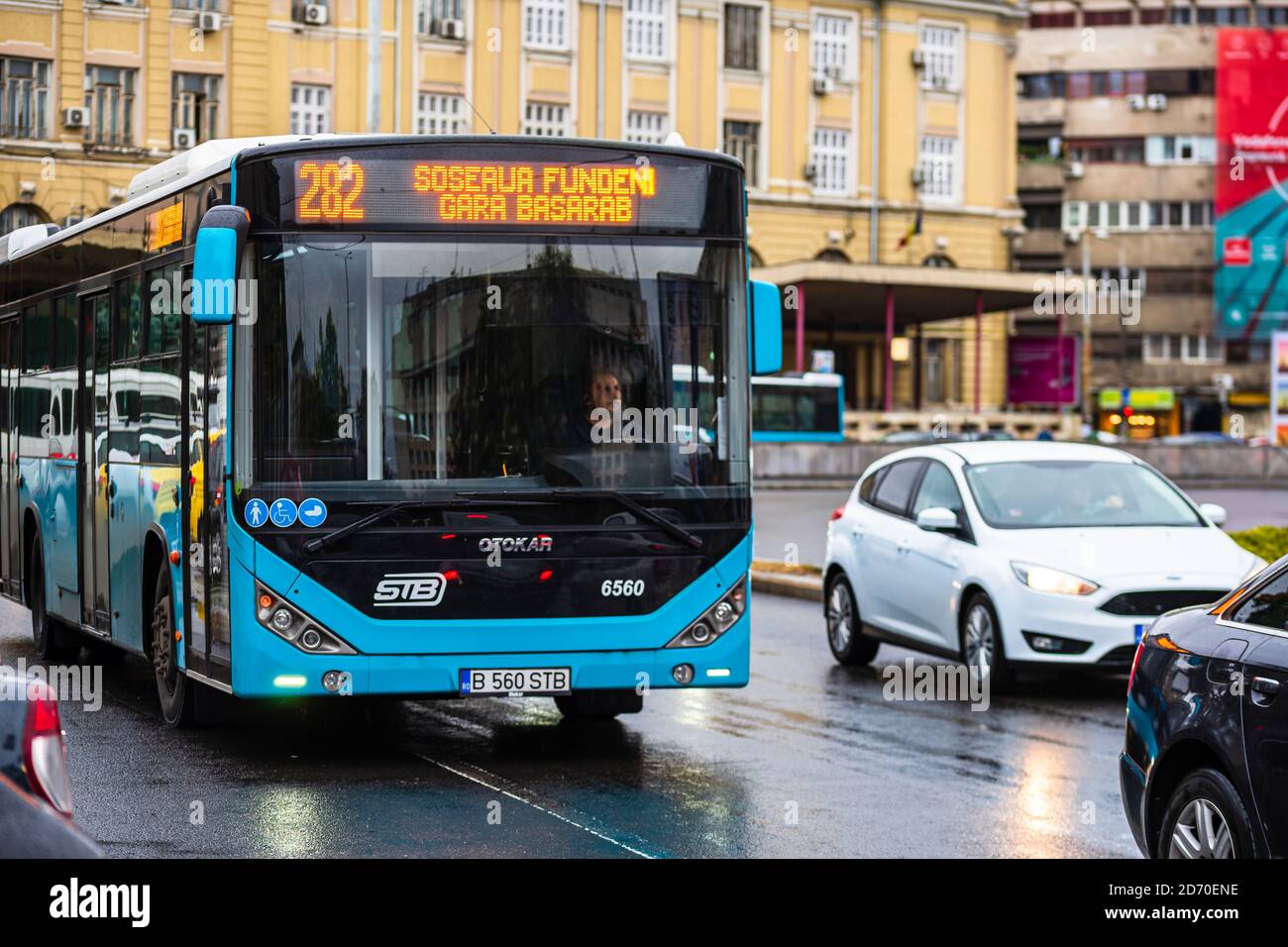 Transports publics Bucarest bus STB en circulation Bucarest, Roumanie ...
