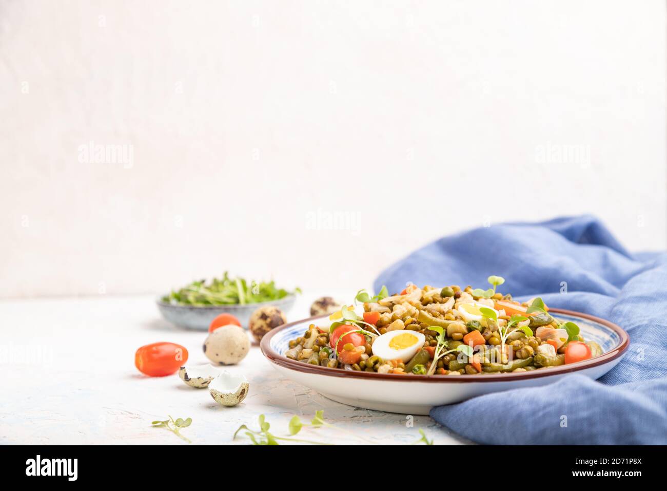 Bouillie de haricots mung avec œufs de caille, tomates et pousses ...