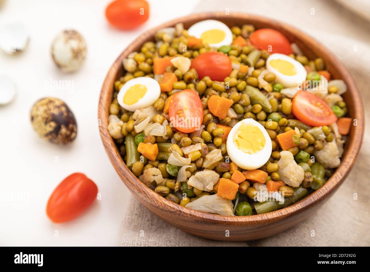 Bouillie de haricots mung avec œufs de caille, tomates et pousses ...