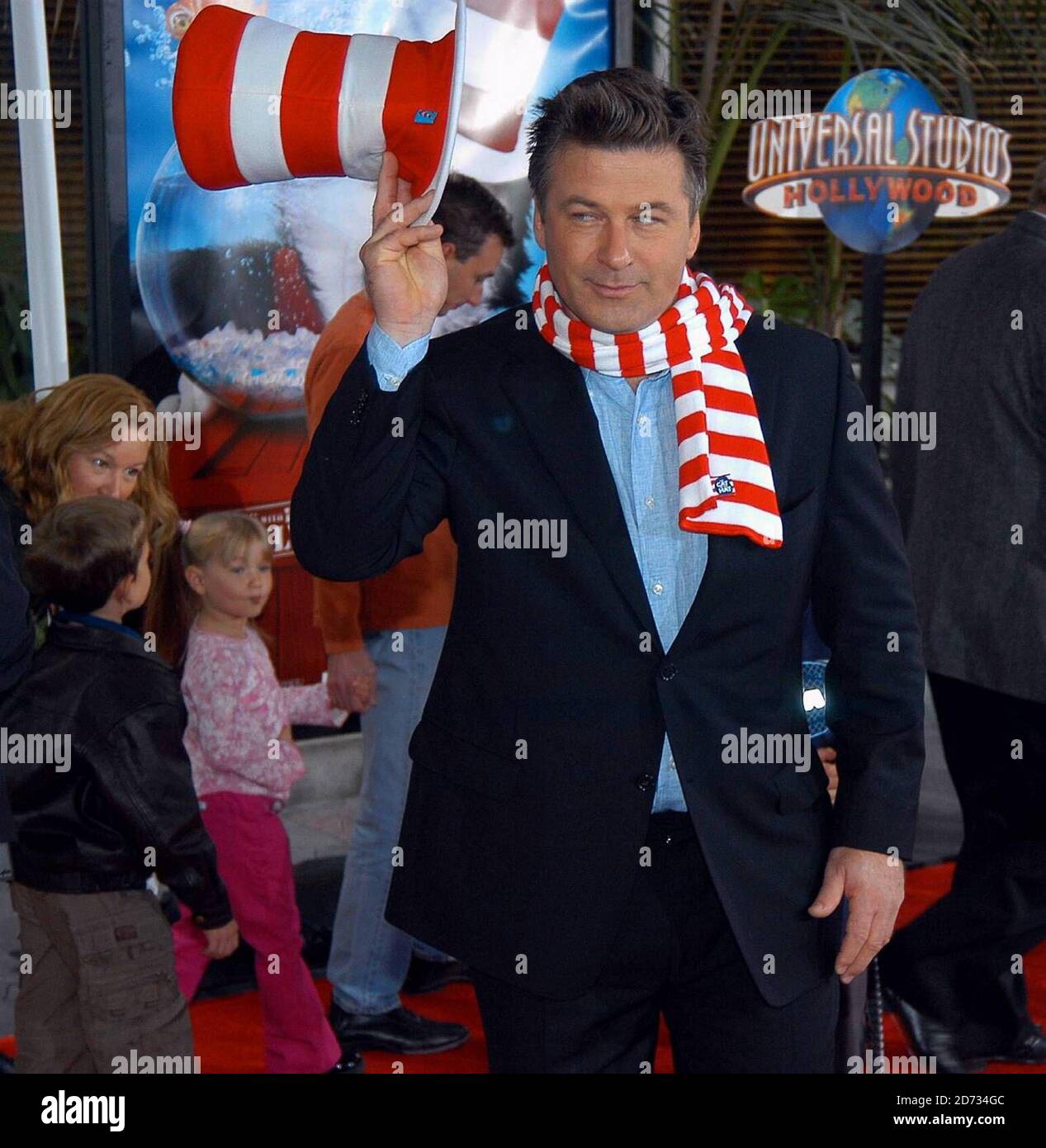 L'acteur Alec Baldwin porte son chapeau « Cat in the Hat » aux fans ...