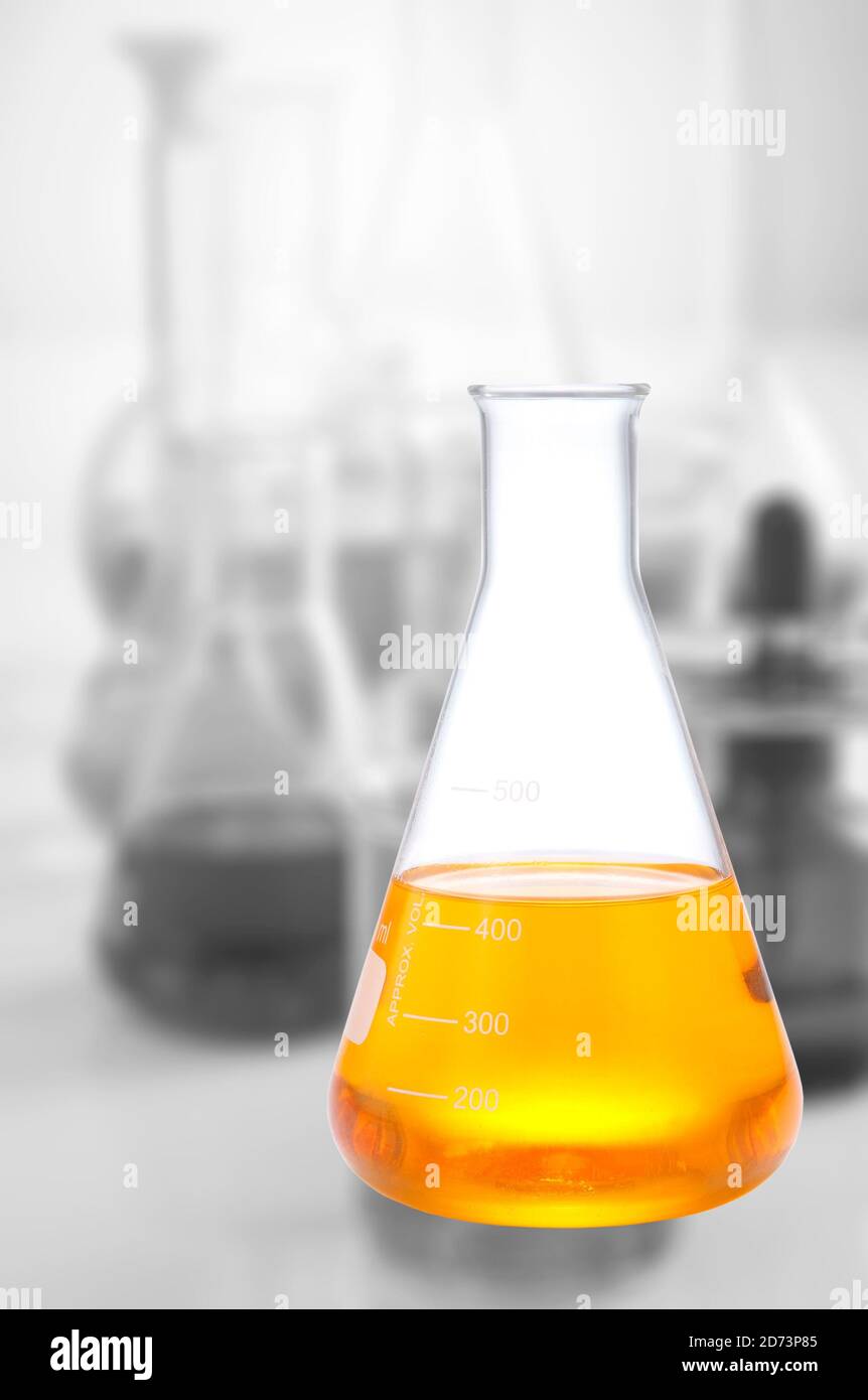 Flacon de laboratoire chimique avec flacon Erlenmeyer liquide (vide ...