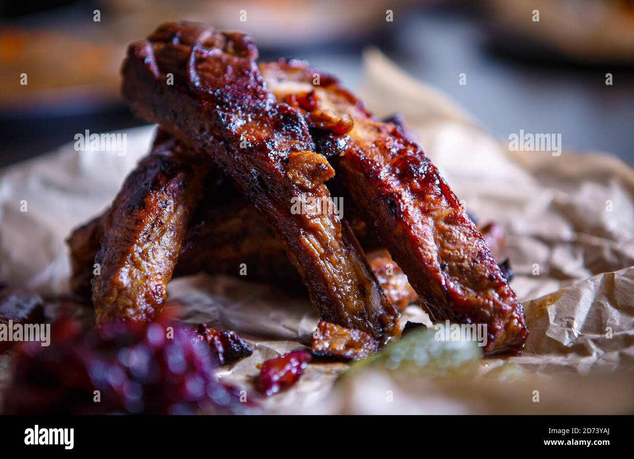 Côtes de porc grillées servies sur du papier brun décoratif avec ...