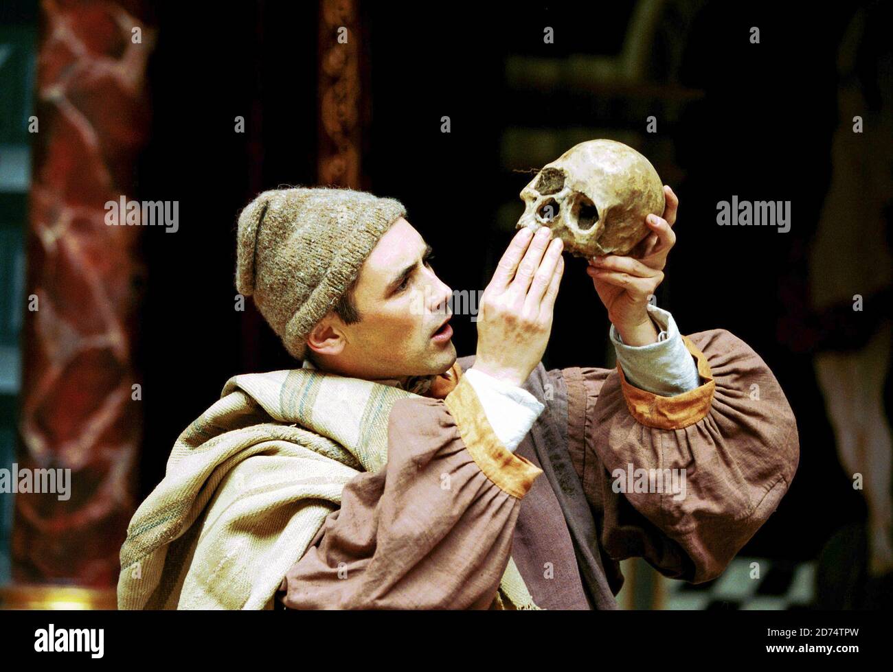 Mark Rylance (Hamlet) au HAMEAU de Shakespeare au Globe de Shakespeare ...