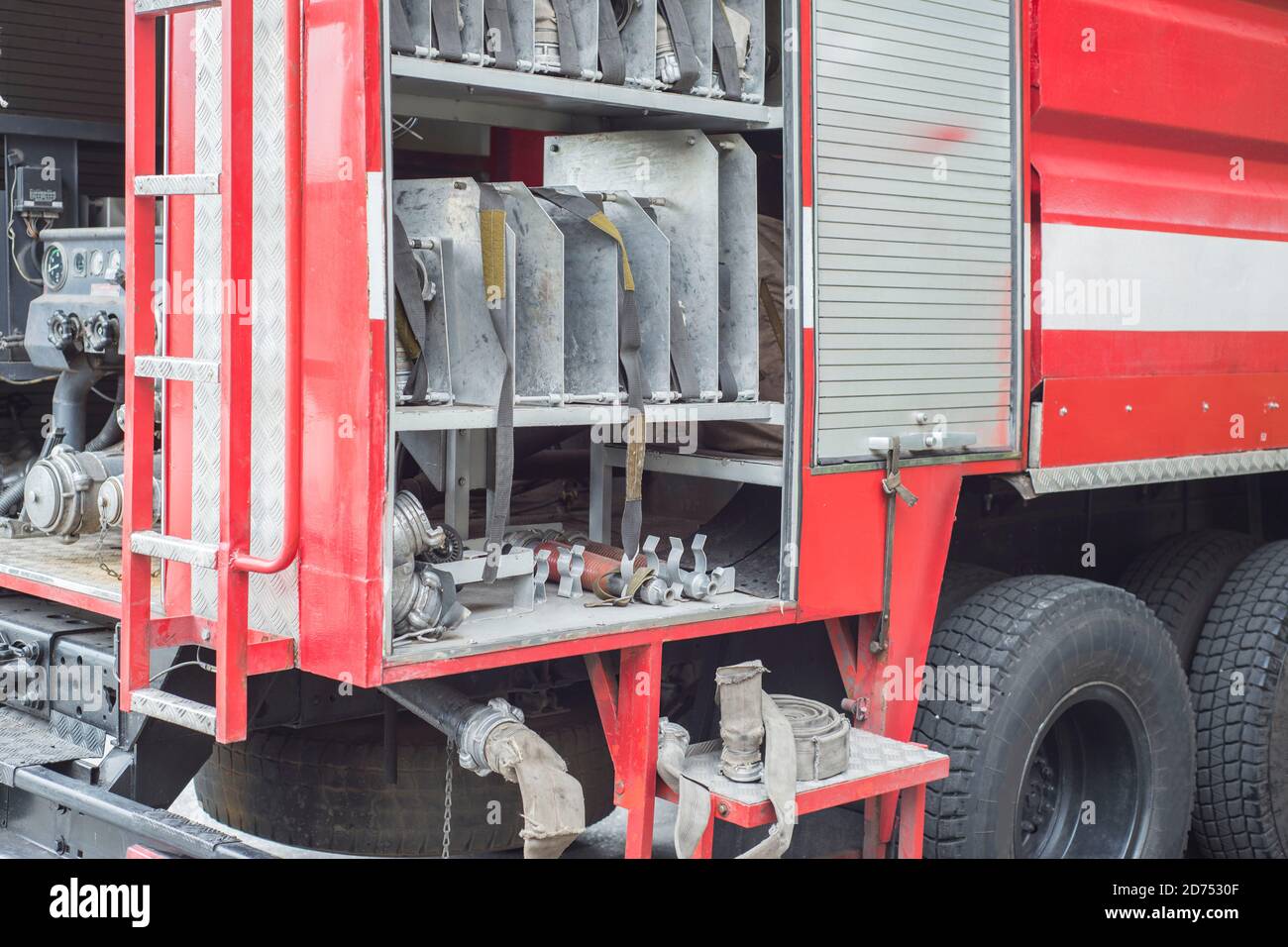 Le camion rouge, le plan général. Le travail des pompiers sur les lieux ...