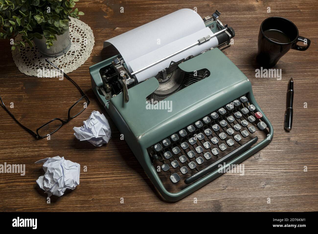 Une vieille machine à écrire sur une table en bois Photo Stock - Alamy