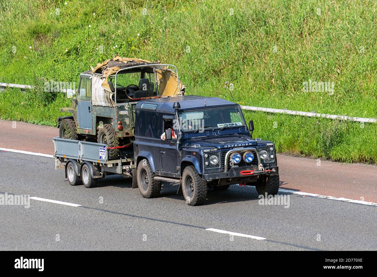 Le remorquage de Land Rover TD5 décrépite l'ancien Land Rover Defender ...