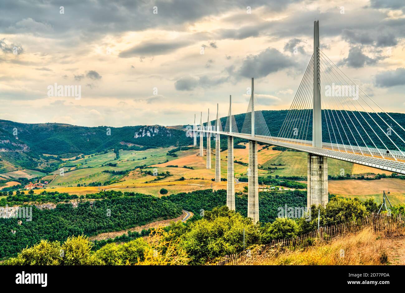 Le Viaduc de Millau en France, le plus haut pont du monde Photo Stock ...