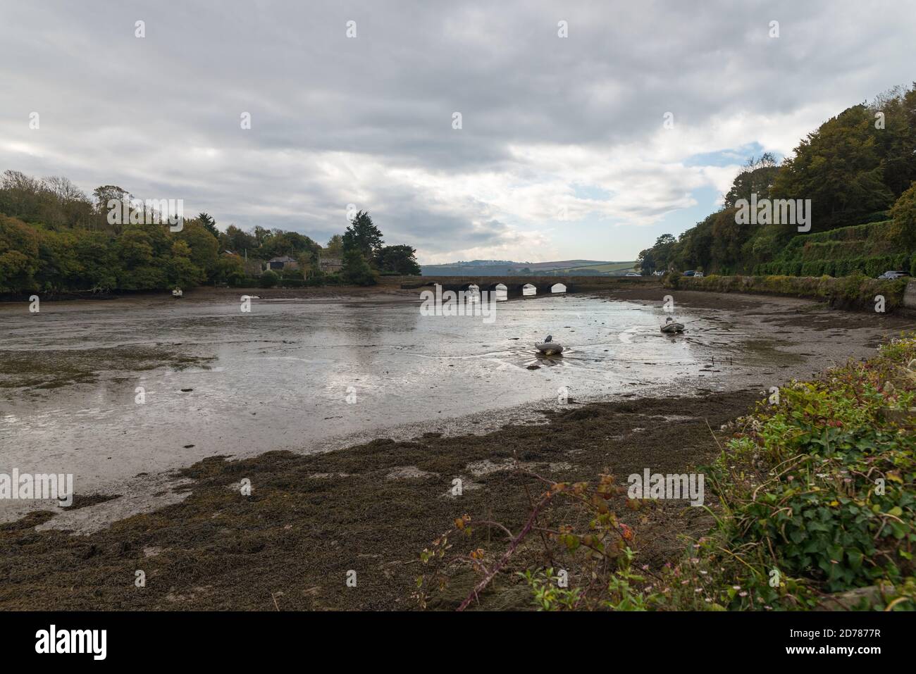 L'ancien pont en pierre traversant l'estuaire de Kingsbridge à Bowcombe ...