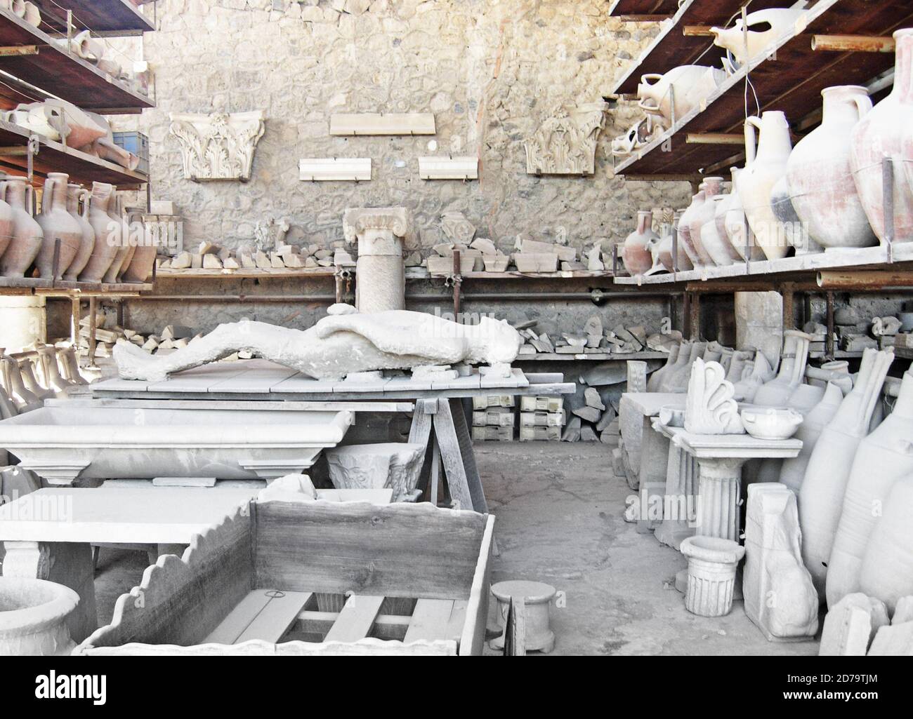 Moulage en plâtre du corps et amphore à pompéi Banque de photographies ...