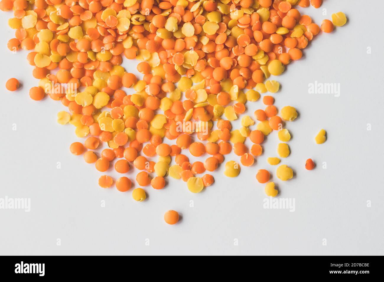 Lentilles jaunes et rouges aliments végétariens sains pleins de ...