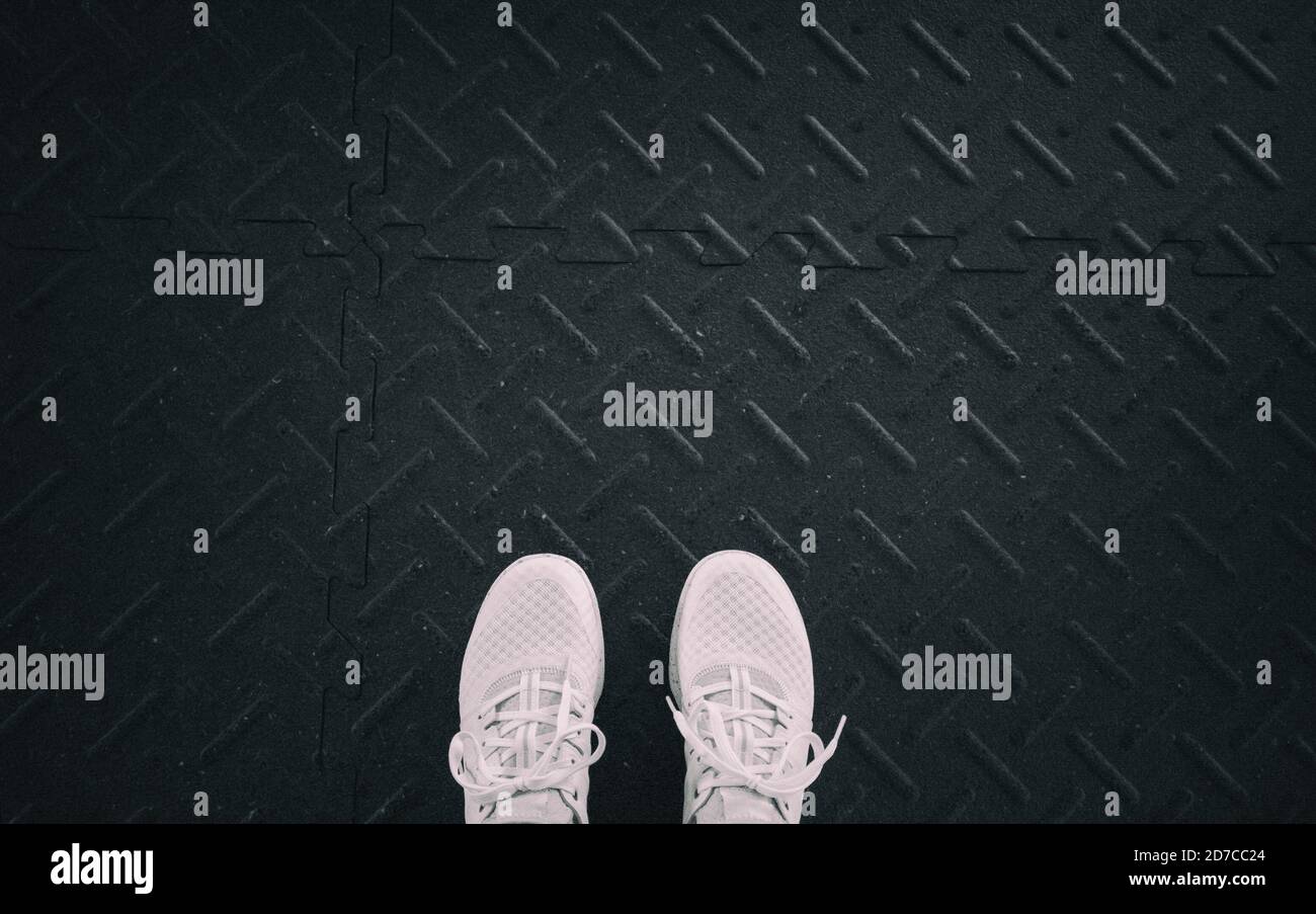Salle de gym fitness première personne vue du dessus chaussures de ...