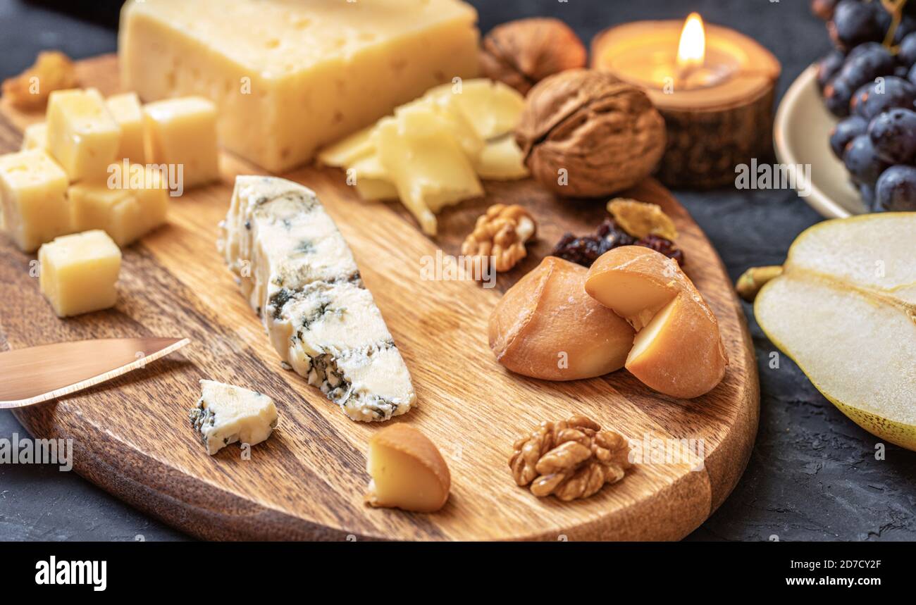 Assiette de fromages de différents types de fromages - Emmental, fait ...