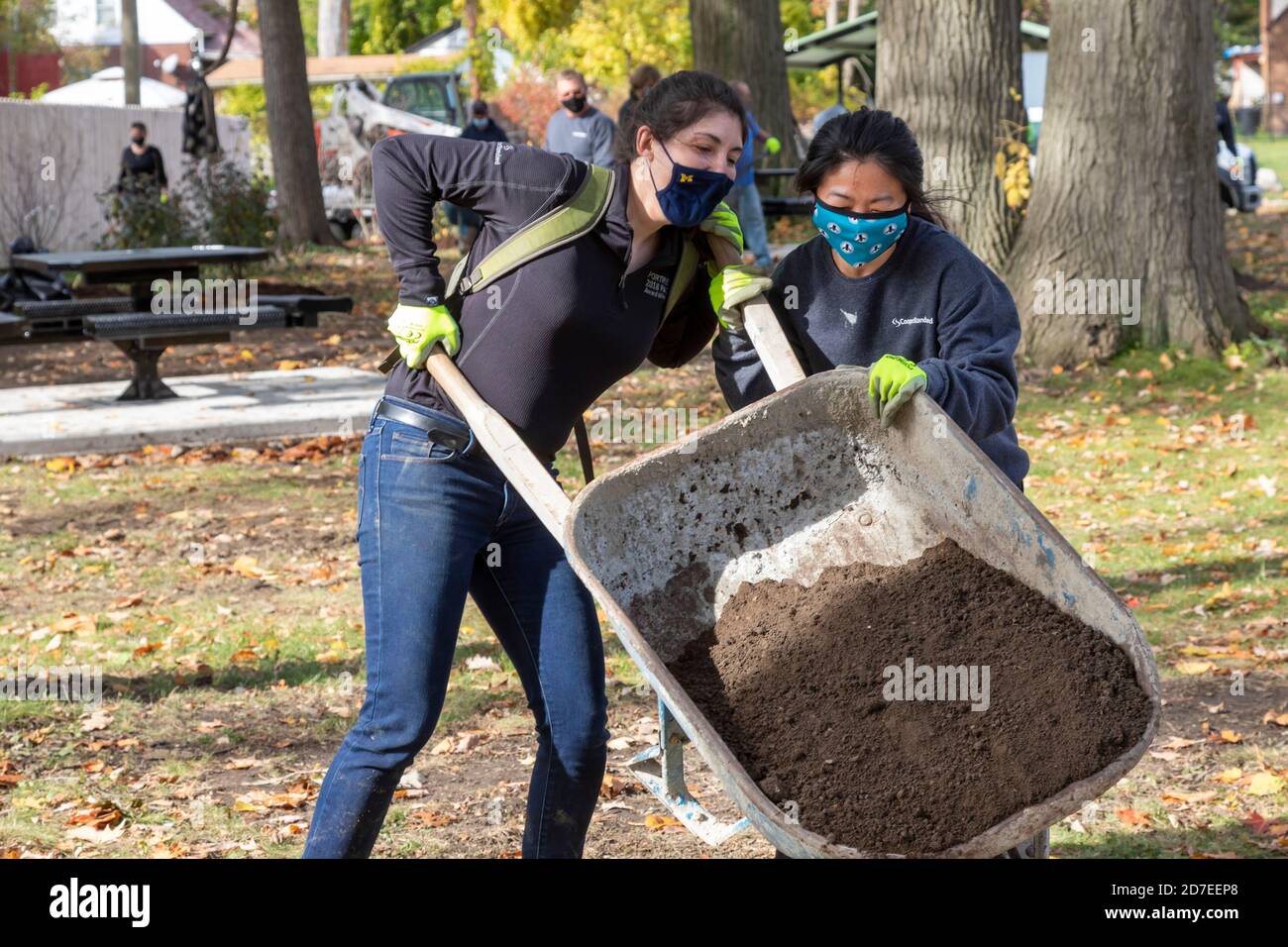 Detroit, Michigan - les bénévoles de CooperStandard installent des ...
