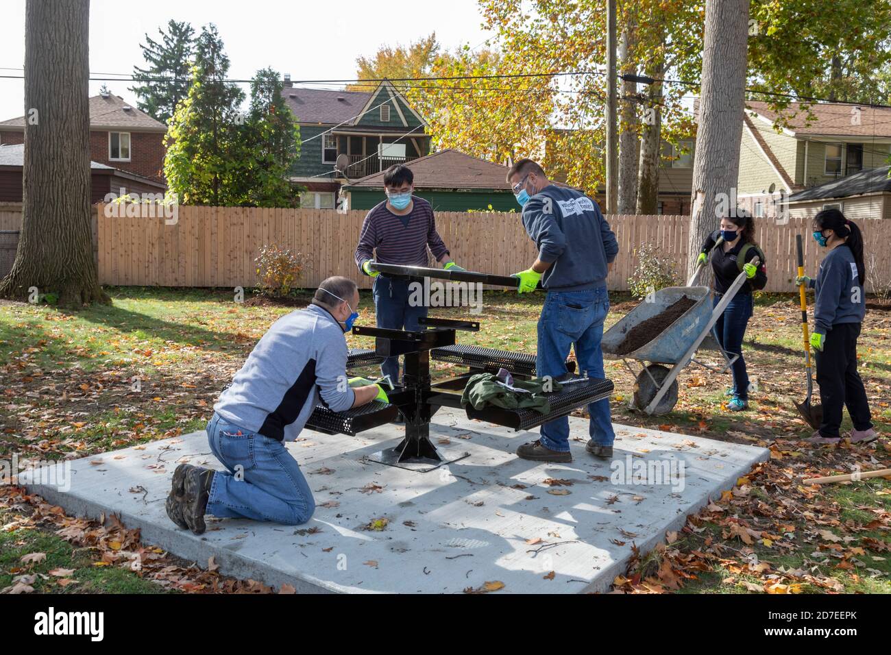Detroit, Michigan - les bénévoles de CooperStandard installent des ...