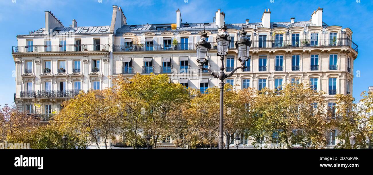 Paris, façades et rue typiques, beaux bâtiments de la République Photo ...