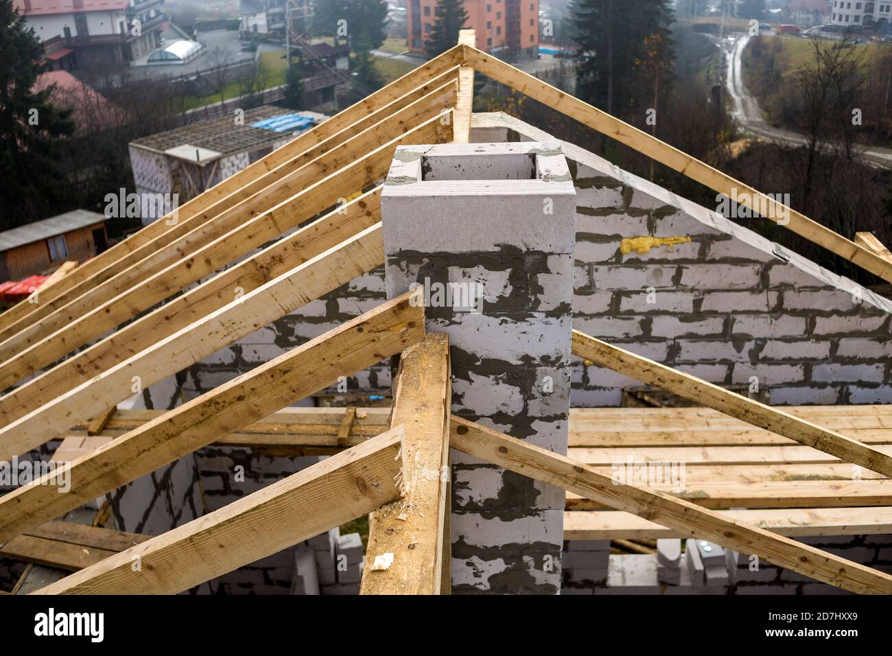 Libre de châssis de toit en bois poutres bois rugueux et cheminée de ...