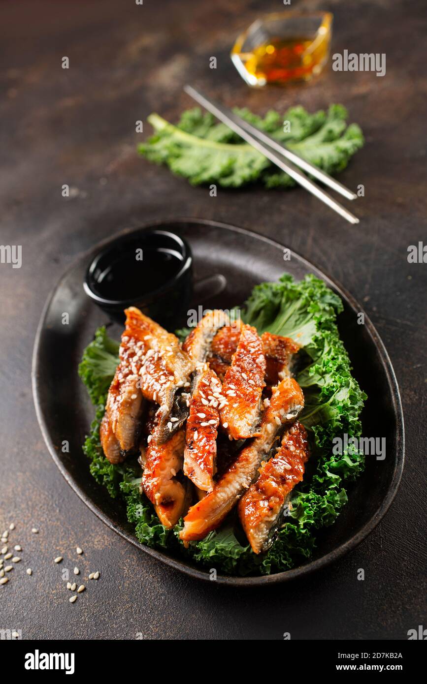 Anguille japonaise grillée ou Unagi ibaraki sur l'assiette, anguille au ...