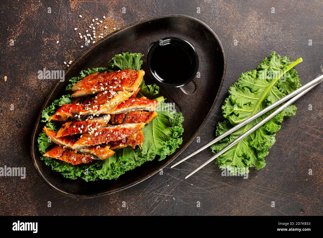 Anguille japonaise grillée ou Unagi ibaraki sur l'assiette, anguille au ...