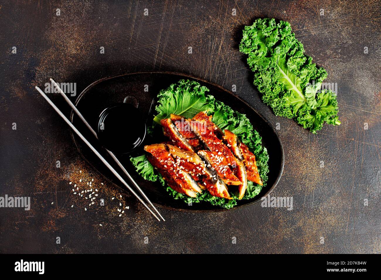 Anguille japonaise grillée ou Unagi ibaraki sur l'assiette, anguille au ...