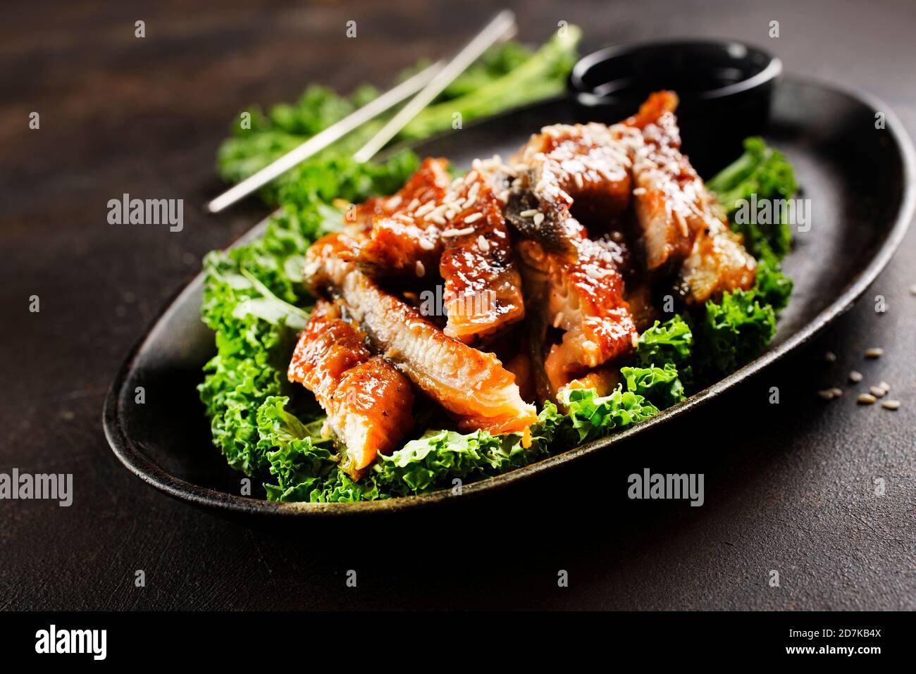 Anguille japonaise grillée ou Unagi ibaraki sur l'assiette, anguille au ...