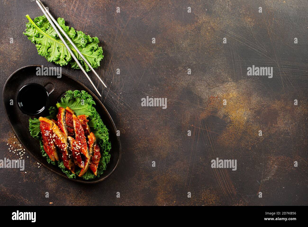Anguille japonaise grillée ou Unagi ibaraki sur l'assiette, anguille au ...