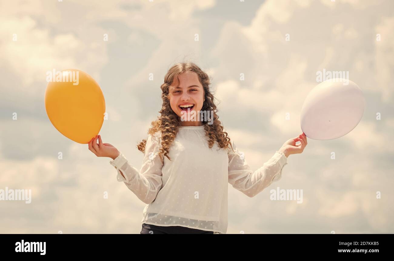 Idée créative. Joyeux anniversaire. Petite fille avec ballon de fête ...