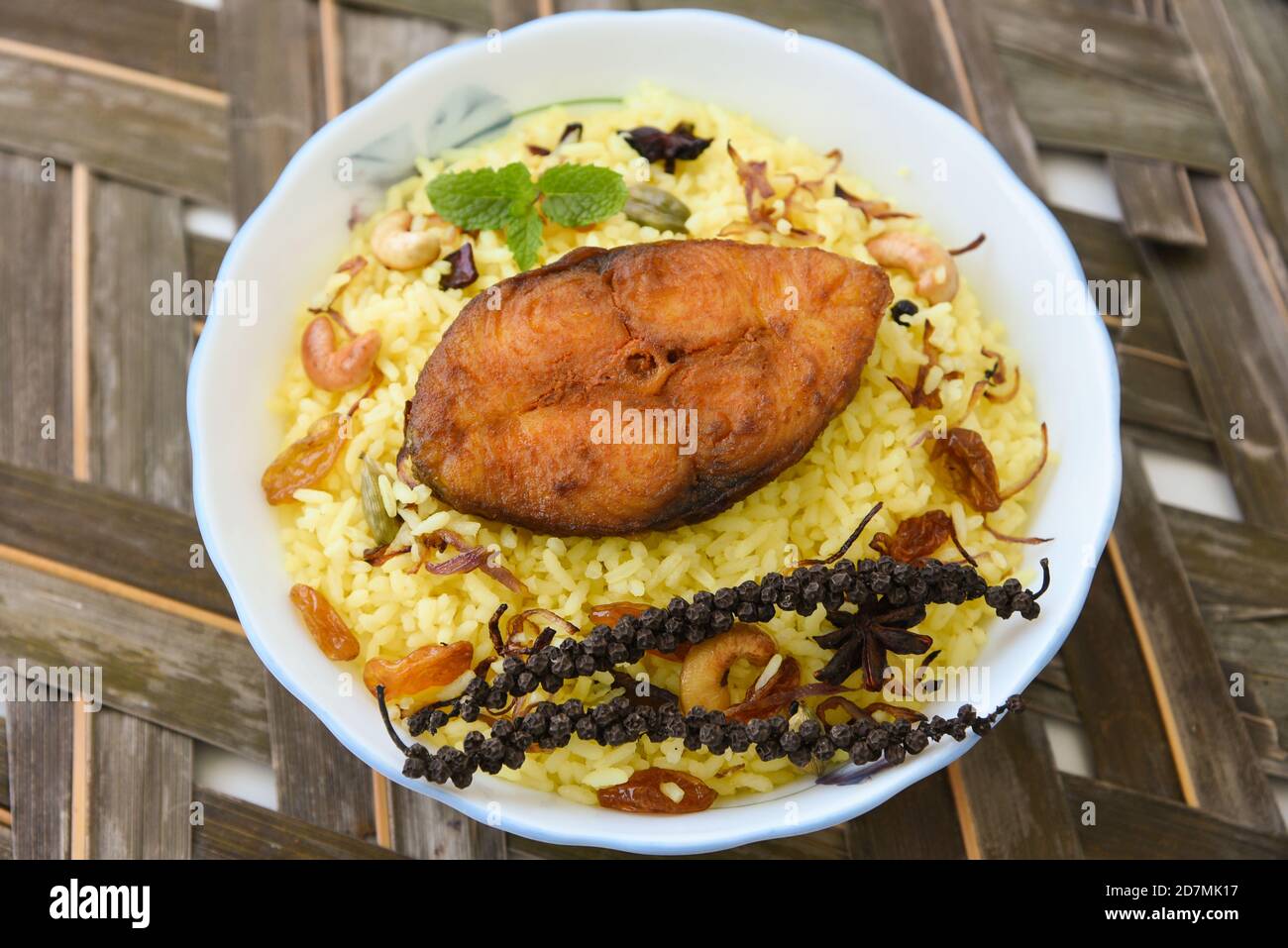 Poulet biryani biriyani avec riz basmati. Riz indien . poisson biryani ...