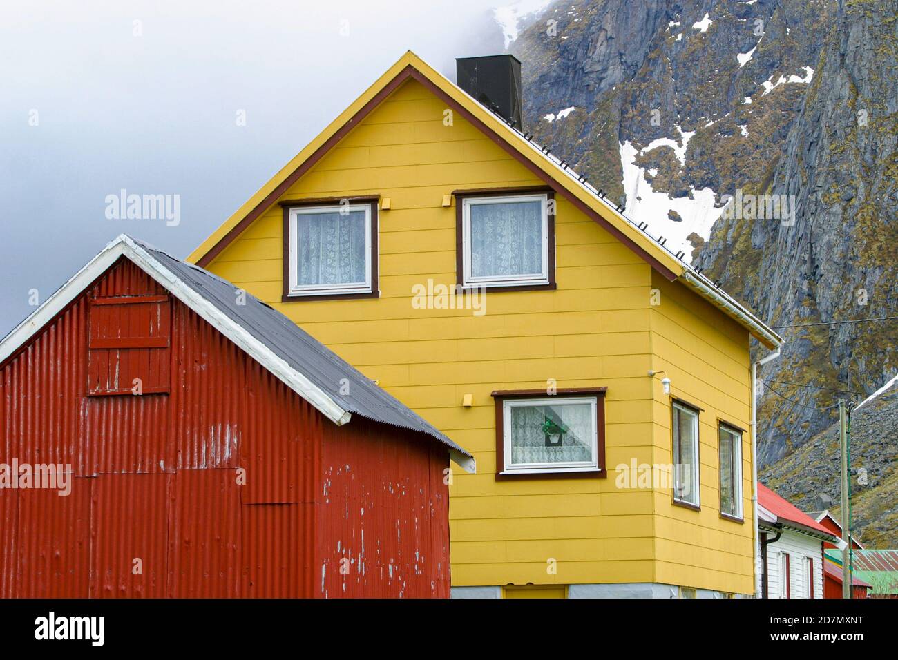 Maisons typiques et paysage typique des îles Lofoten, avec fjords ...