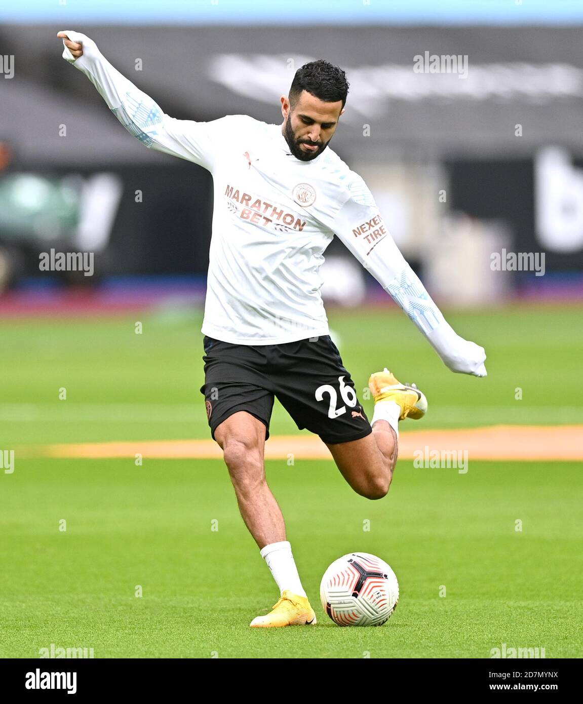 Riyad Mahrez de Manchester City se réchauffe avant le match de la ...