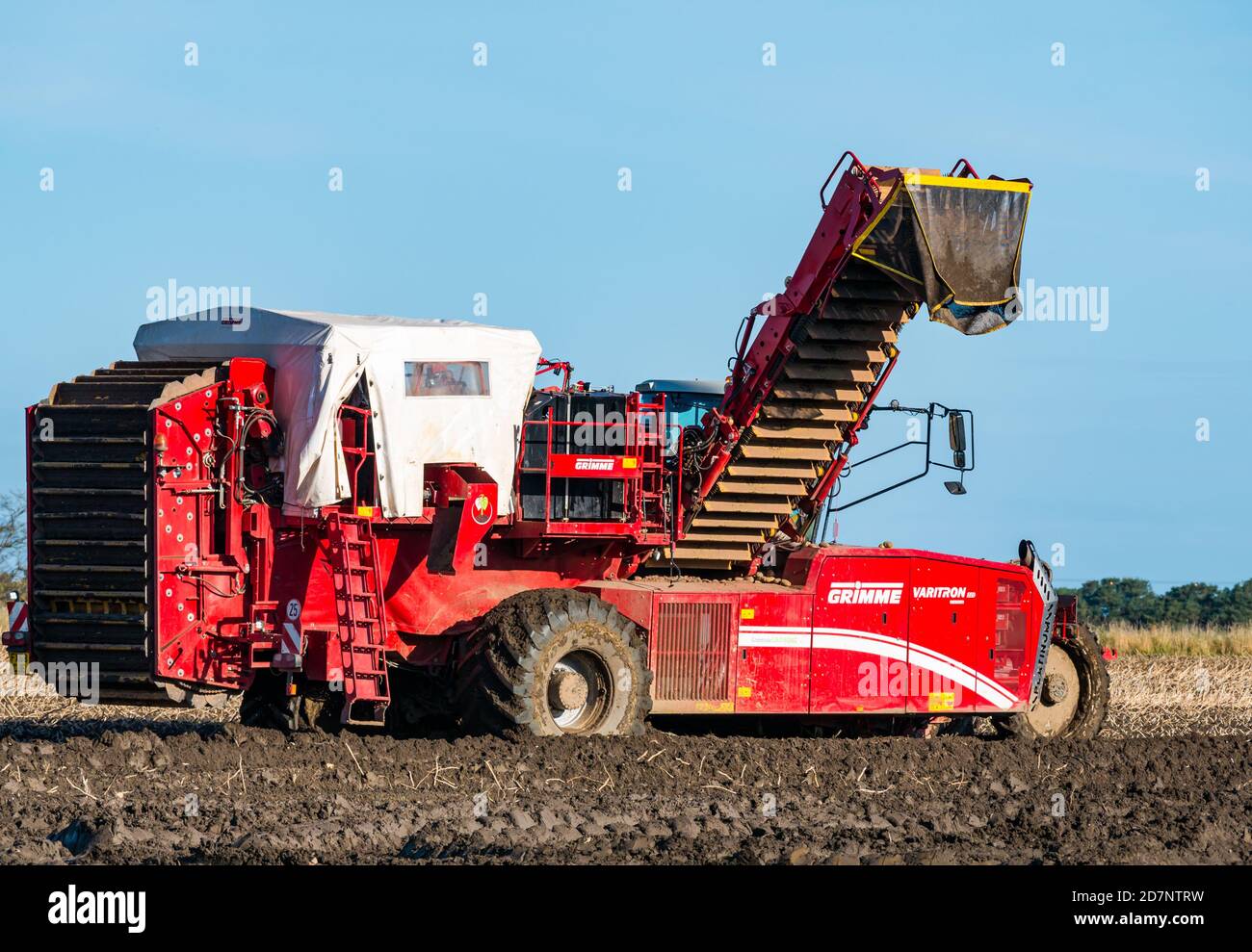 Arracheuse de pommes de terre automotrice Banque de photographies et d ...