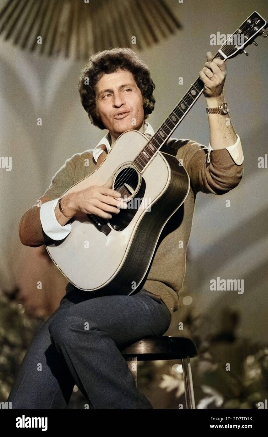Joe Dassin, französischer Chansonsänger, bei einem Auftritt in ...