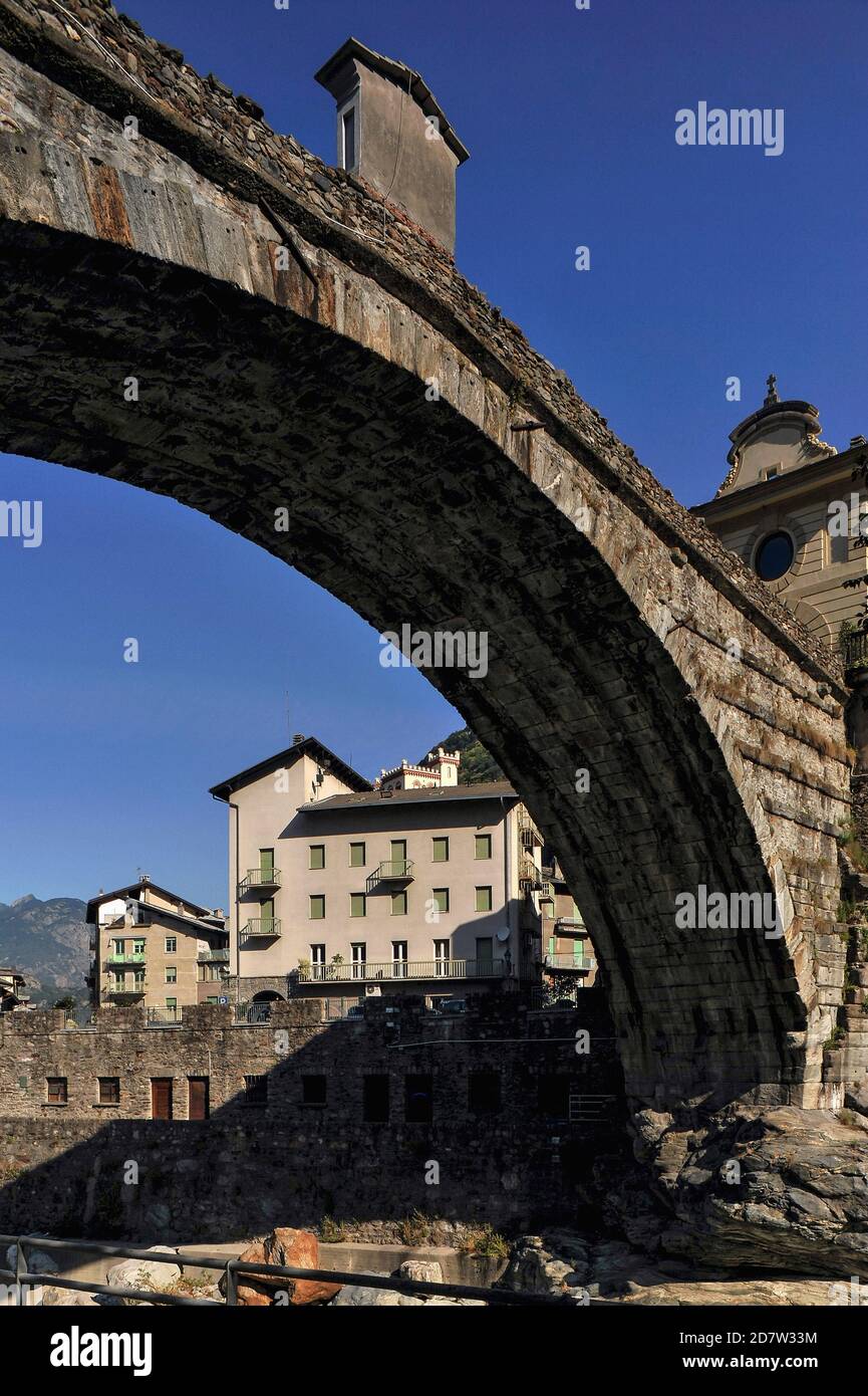 Ponte Romano, pont à arche unique enjambant la rivière Lys à Pont-Saint ...