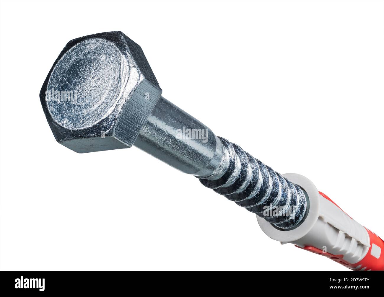 Gros plan d'un boulon en acier dans un ancrage en nylon isolé sur fond ...