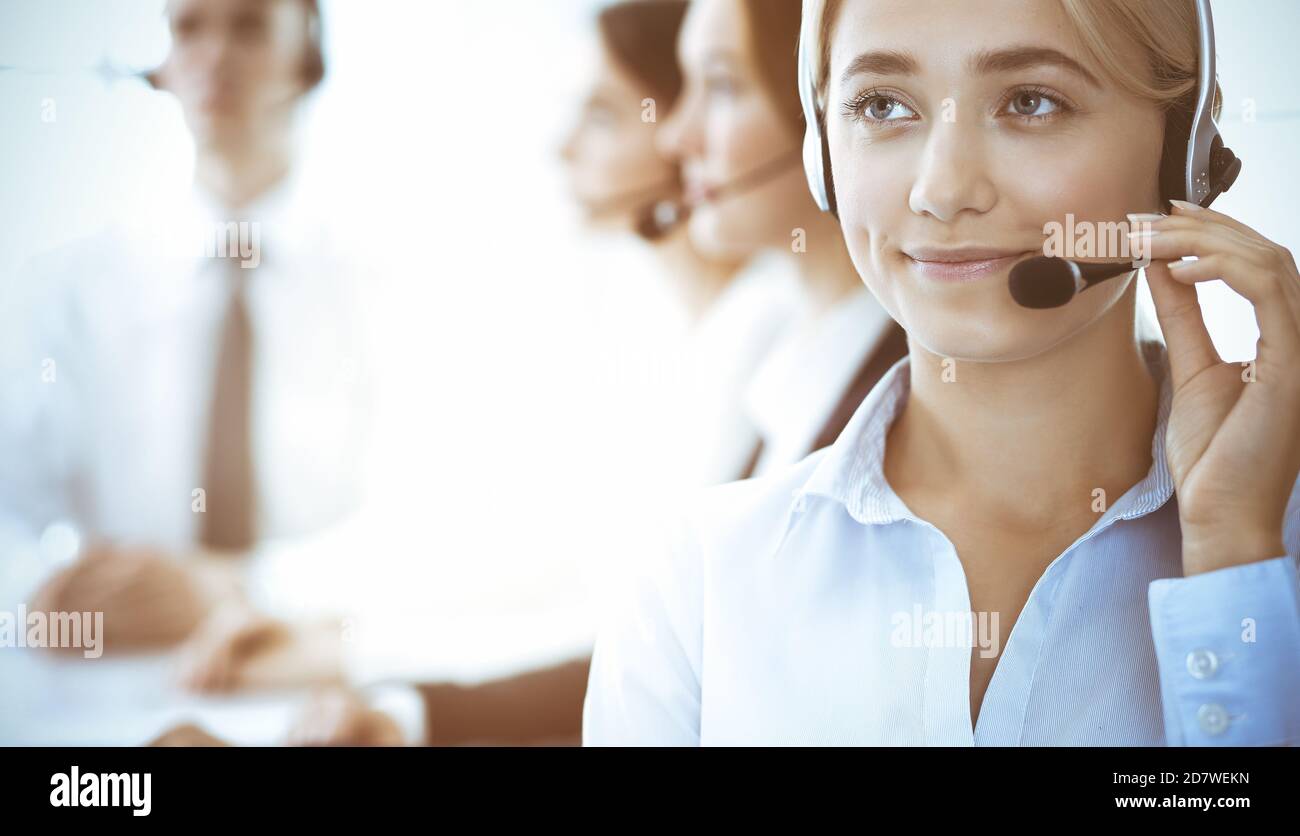 Concept de centre d'appels et de personnes d'affaires. Belle femme d ...