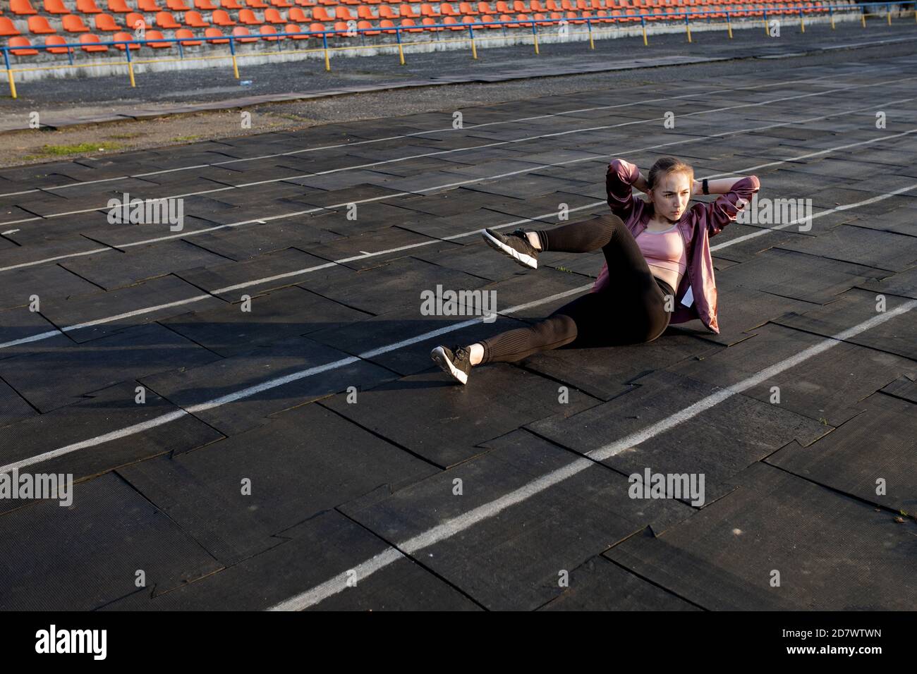 La préparation de l'athlète féminine jambes pour entraînement cardio ...