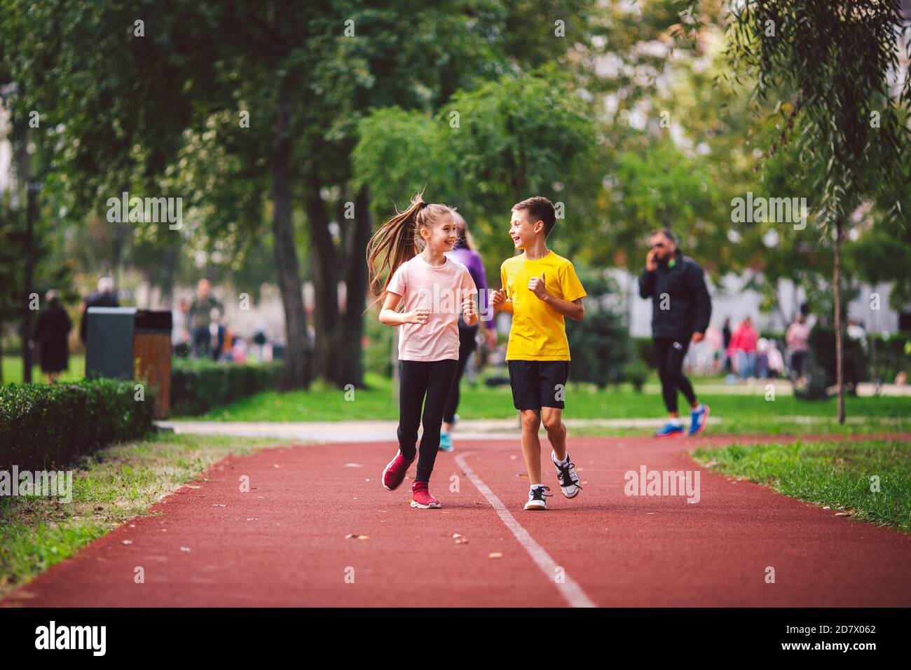 Sports et fitness à l'adolescence. Des jumeaux caucasiens, garçons et ...