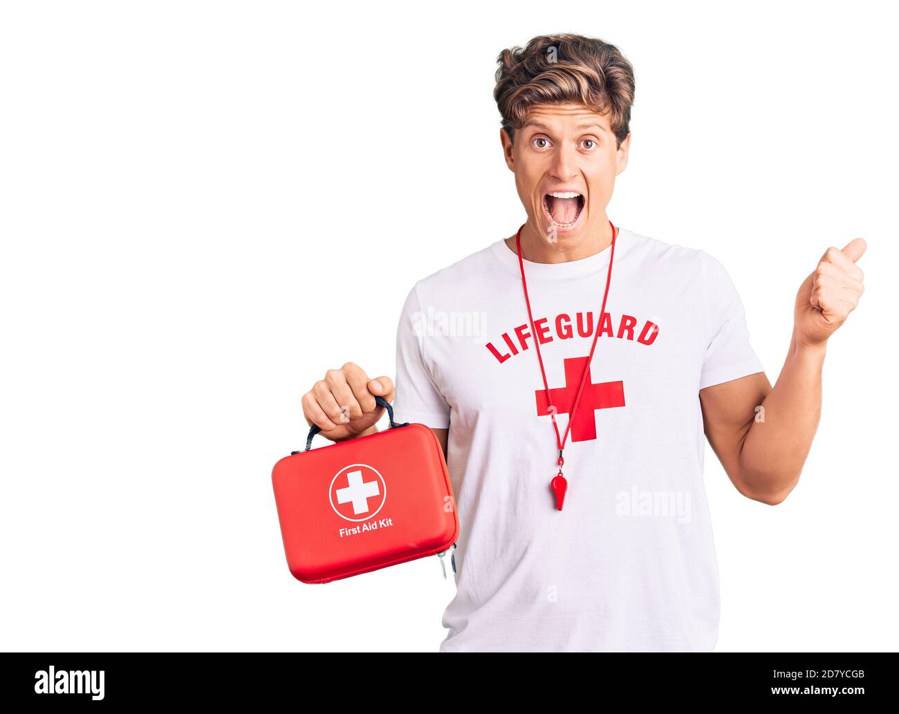 Jeune homme beau portant le maître-nageur t-shirt tenant la trousse de ...