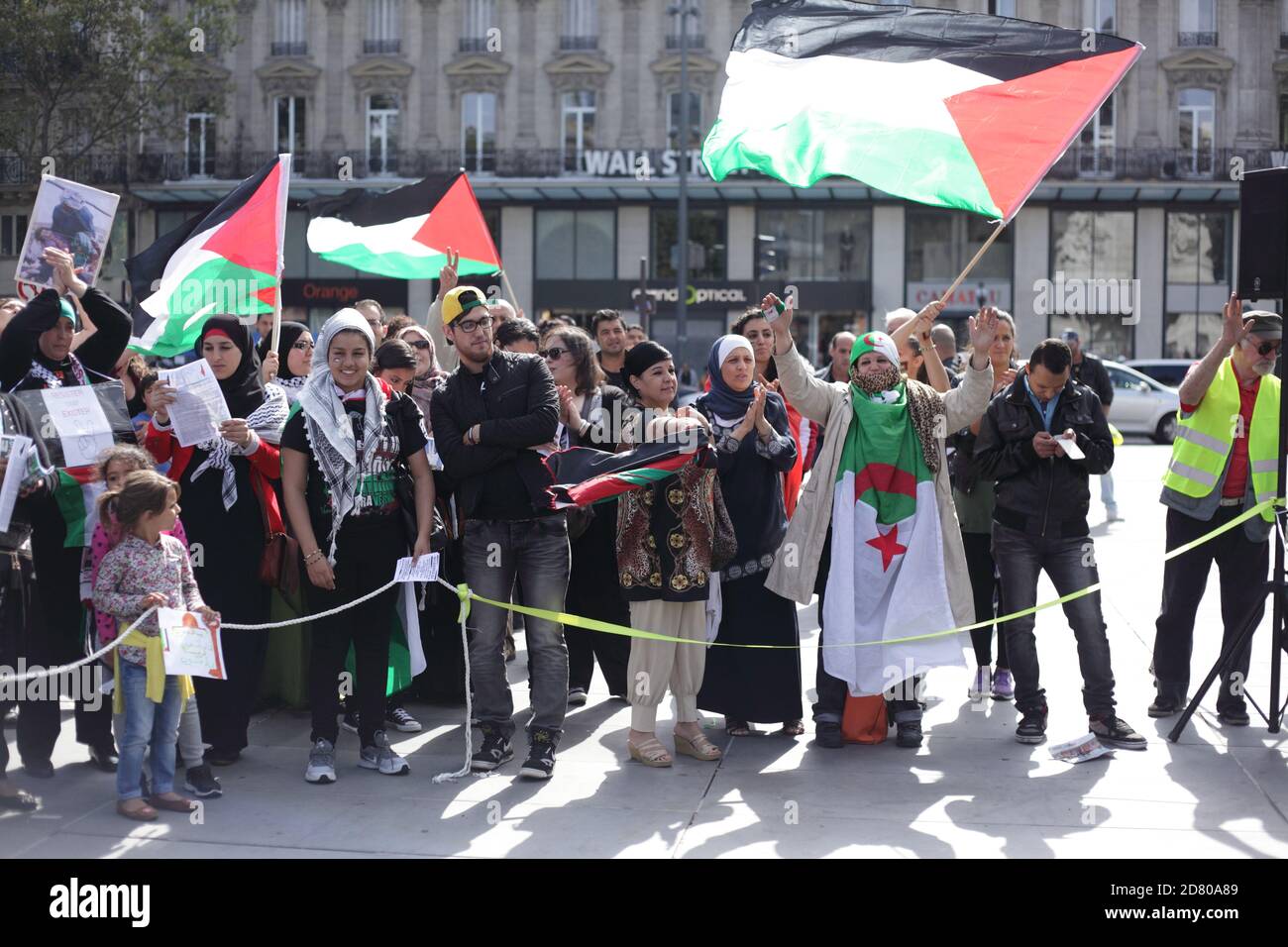 Des partisans du peuple palestinien se sont réunis sur la place de la ...