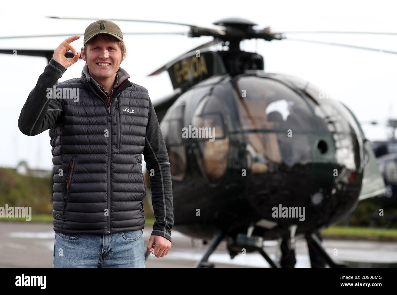 L'ancien parachutiste John Bream pose pour une photo avant de tenter de ...