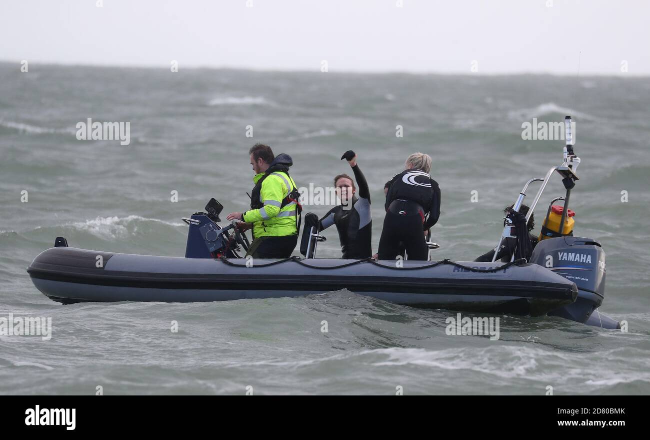 L'ancien parachutiste John Bream (au centre) se hante au bateau de ...