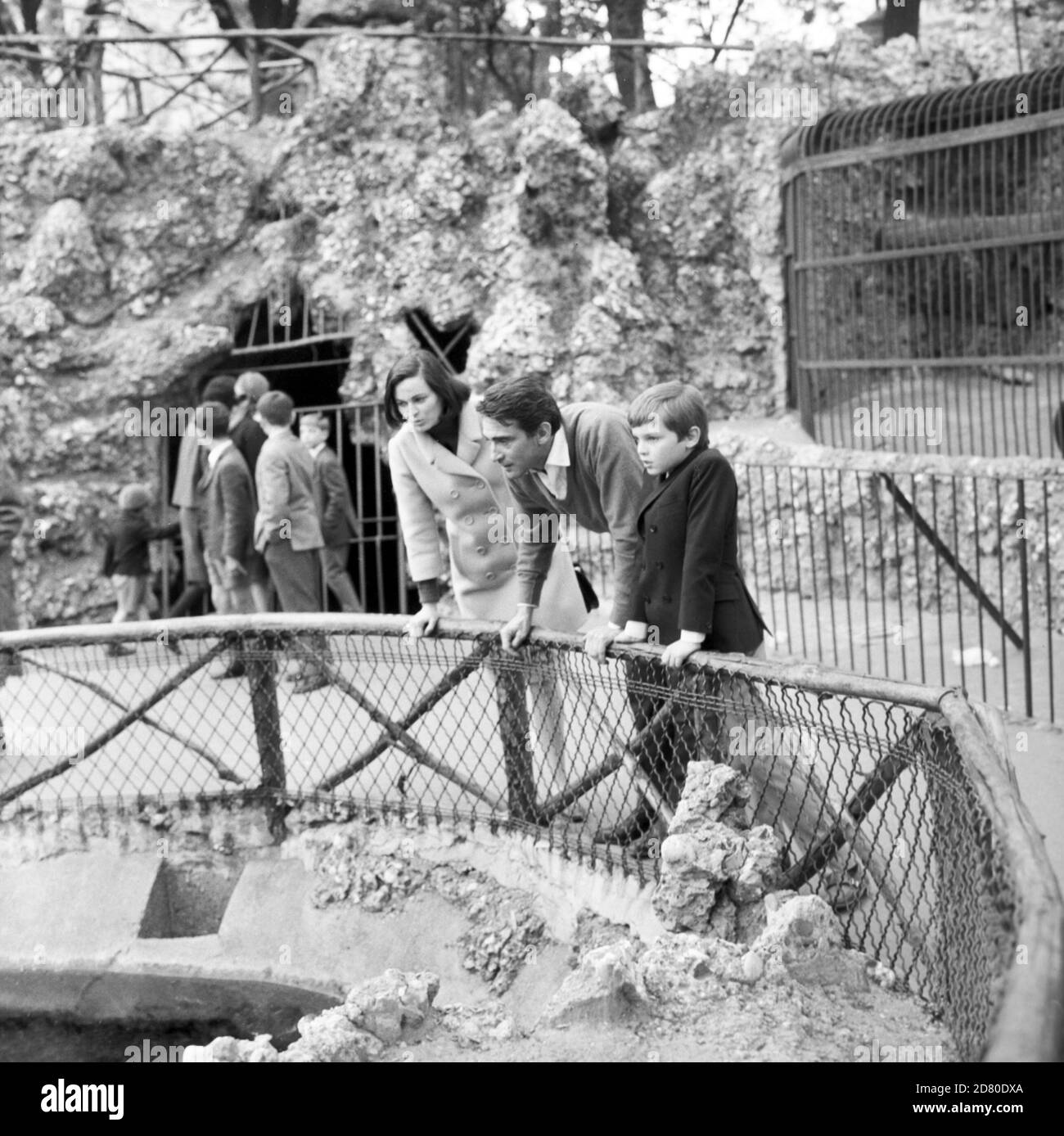 L'actrice Lucia Bose (Lucia Borloni) au zoo avec son fils Miguel et son ...