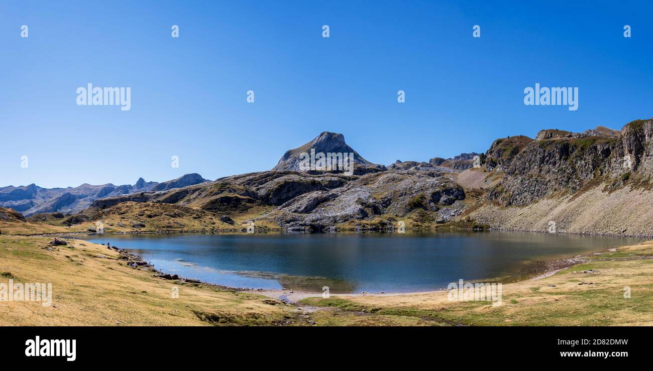 Pic du midi Ossau et lac de Gentau dans la vallée d'Ossau dans les ...
